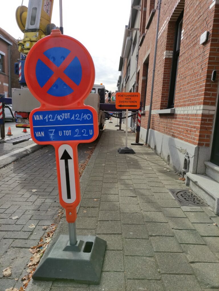 Set van 2 verkeersborden E3 parkeerverbod INCL. voeten - Euro Rent