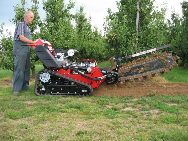 Sleuvengraafmachine op rupsen benzine 20 pk - Euro Rent