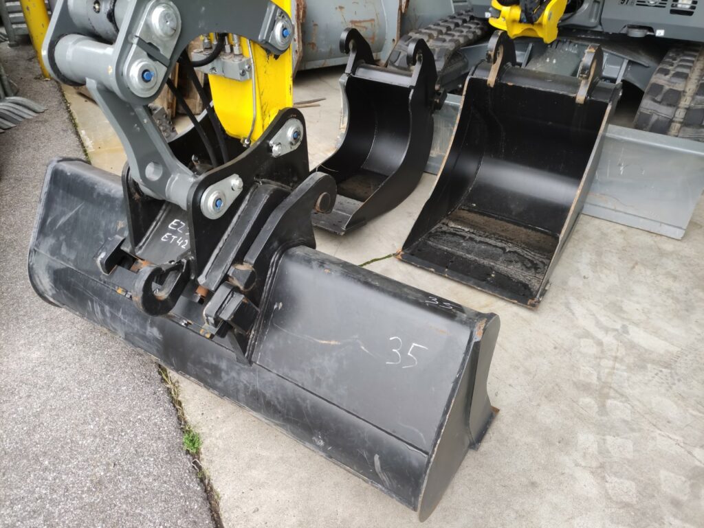 Graafmachine 4,9 ton snelwissel CW10, binnendraaier - Euro Rent