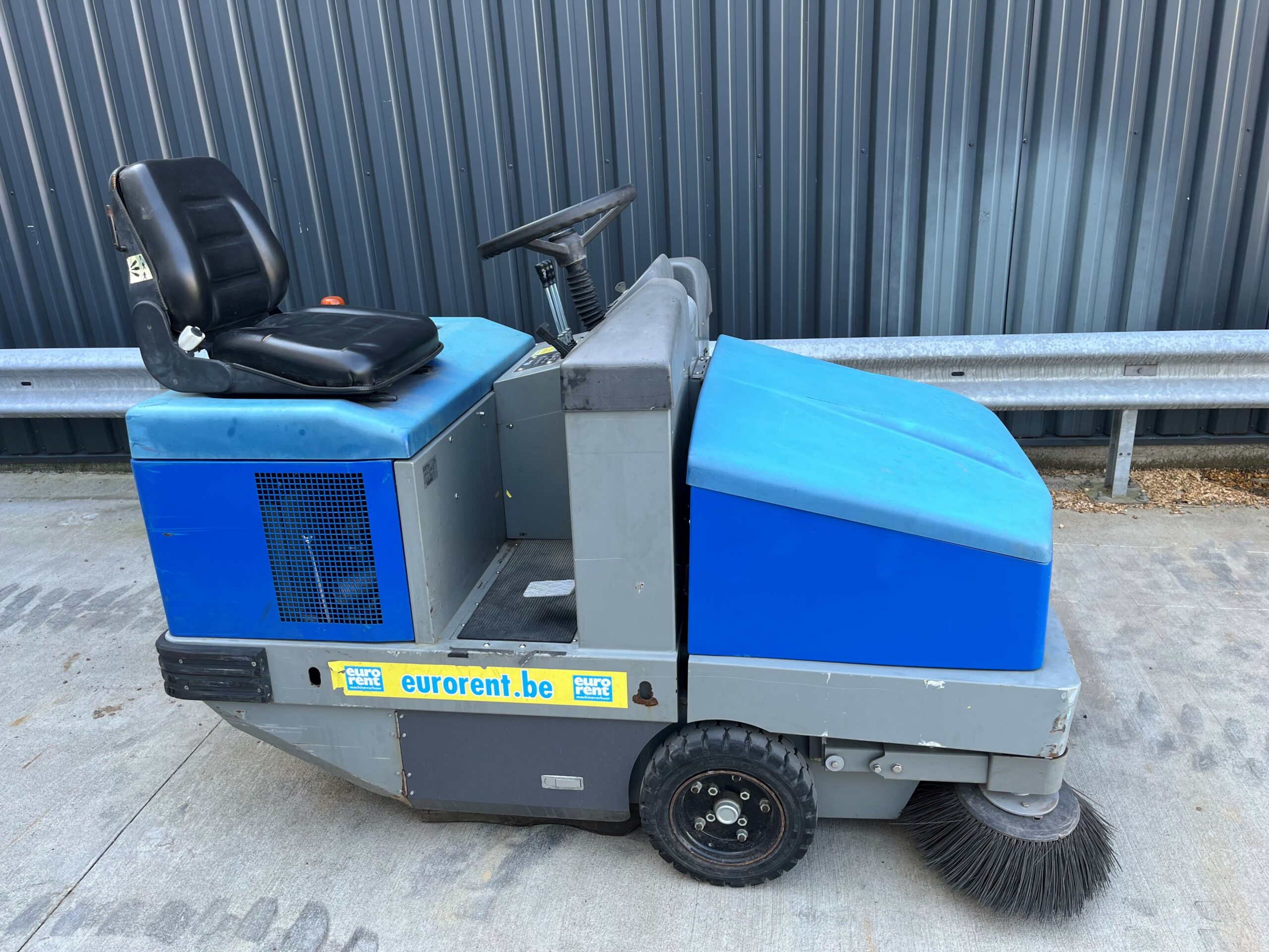 Zitveegmachine 115 cm – diesel 18 pk - Euro Rent